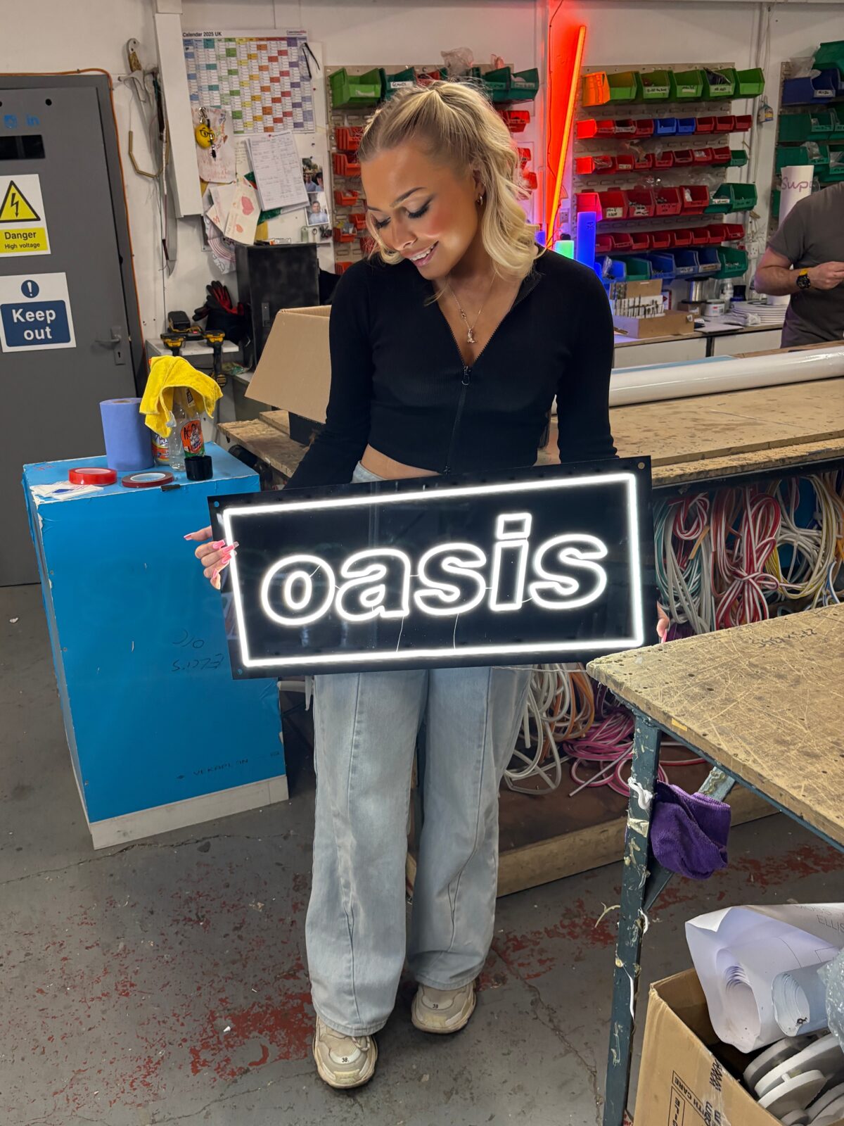 Oasis Neon Sign Ideas Perfect For Any Britpop Fan
